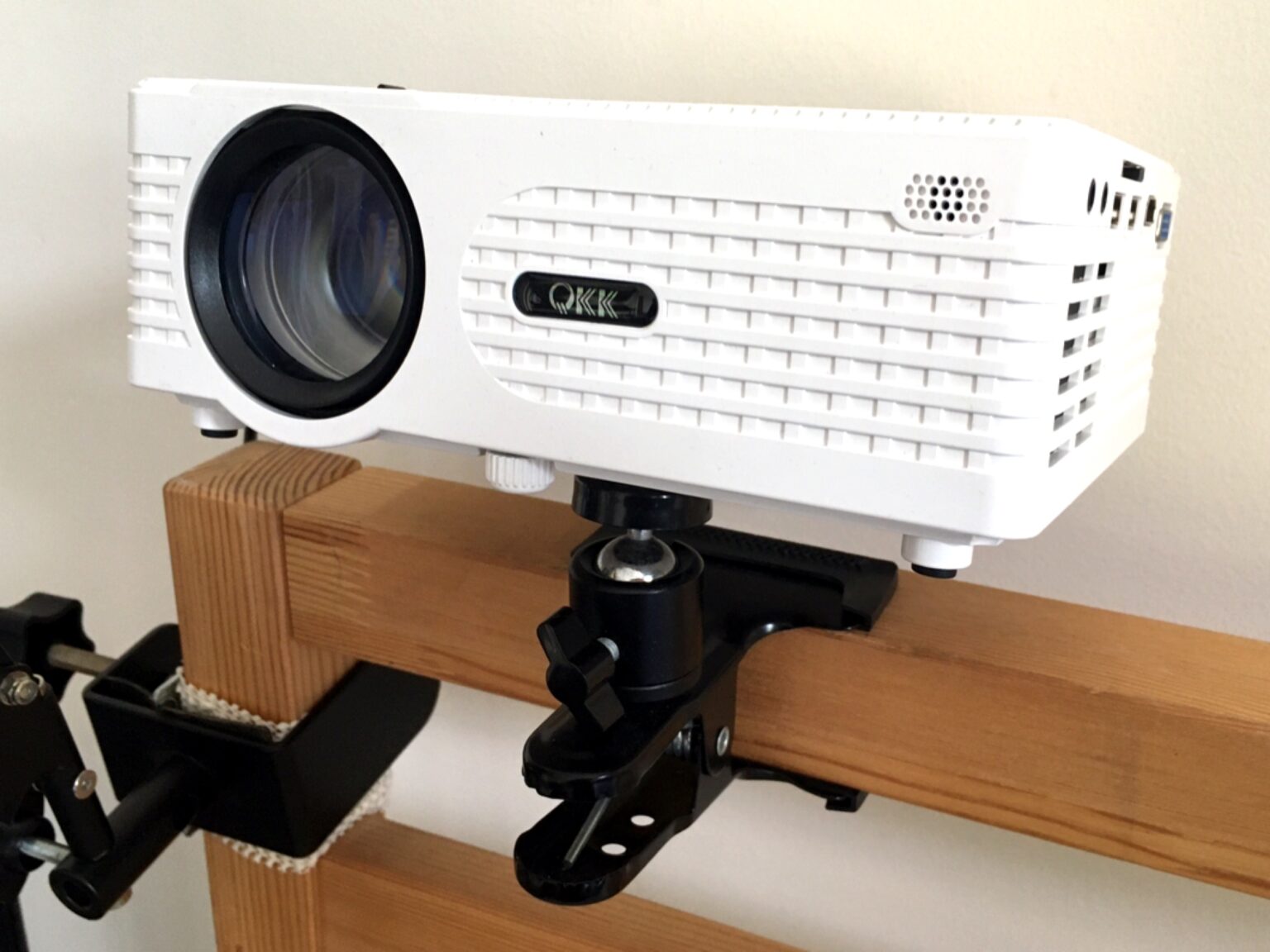 QKKプロジェクターを導入したので使い方やスペックについて解説！【コスパ最強】